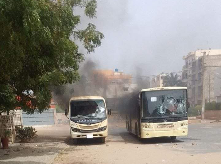 Deux (2) bus de la compagnie nationale Dakar Dem Dikk incendiés